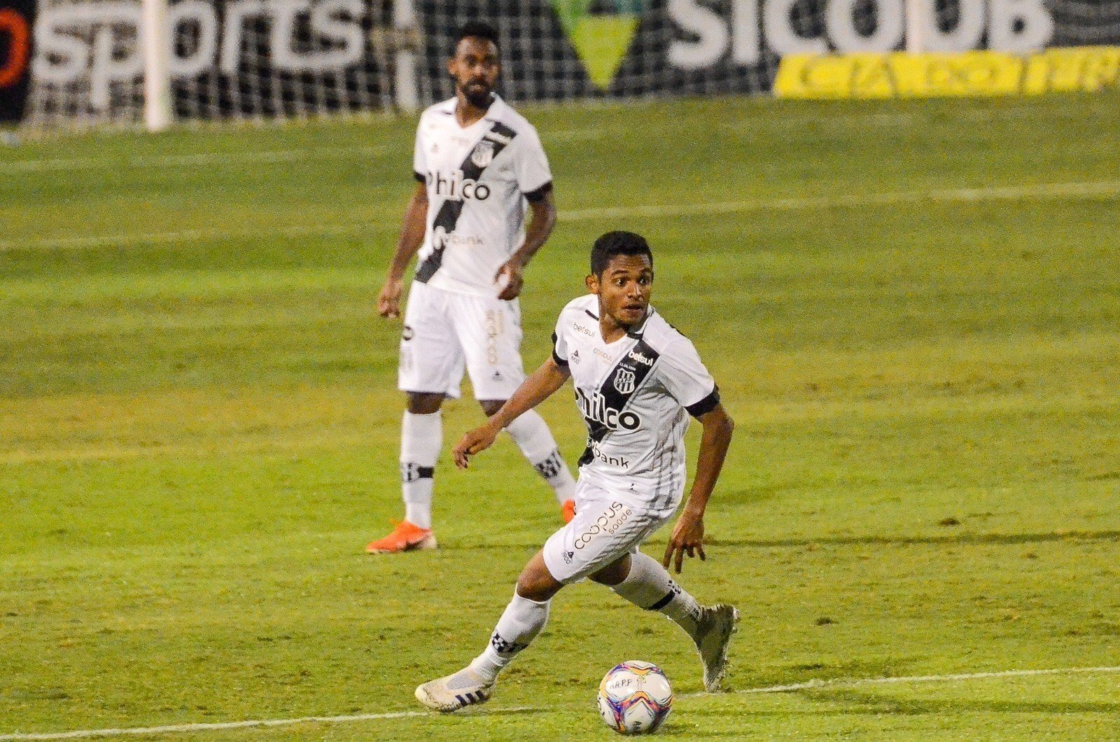 Dawhan, volante da Ponte Preta, celebra classificação
