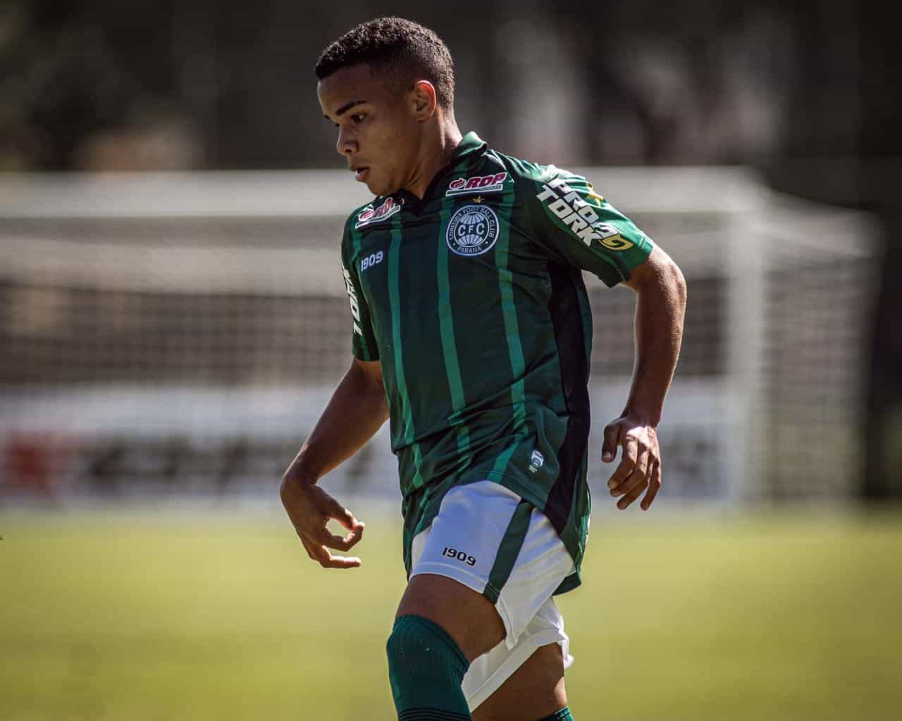 Kaio César, promessa da base do Coritiba, comemora oportunidades com a ...