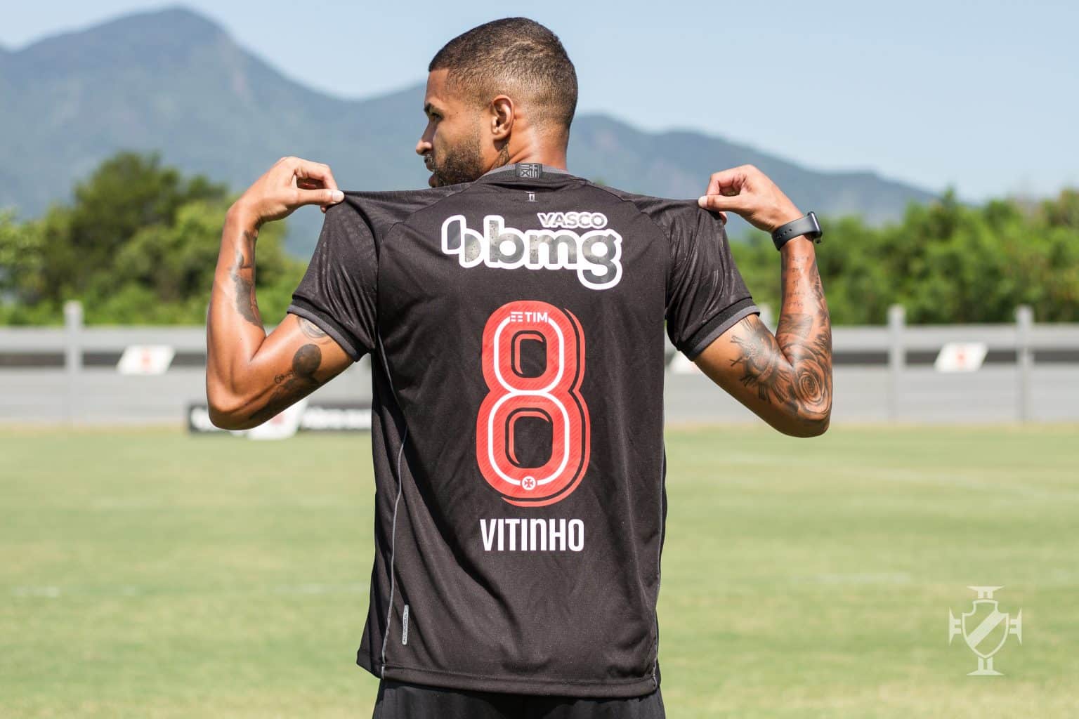 Vitinho chega ao Vasco para jogar com camisa histórica - Futebol na Veia