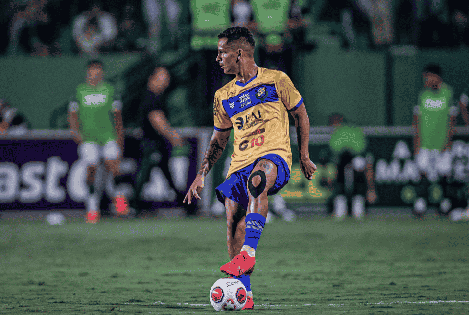 Ramon festeja gol pelo Iporá e foca em sequência decisiva na Série D