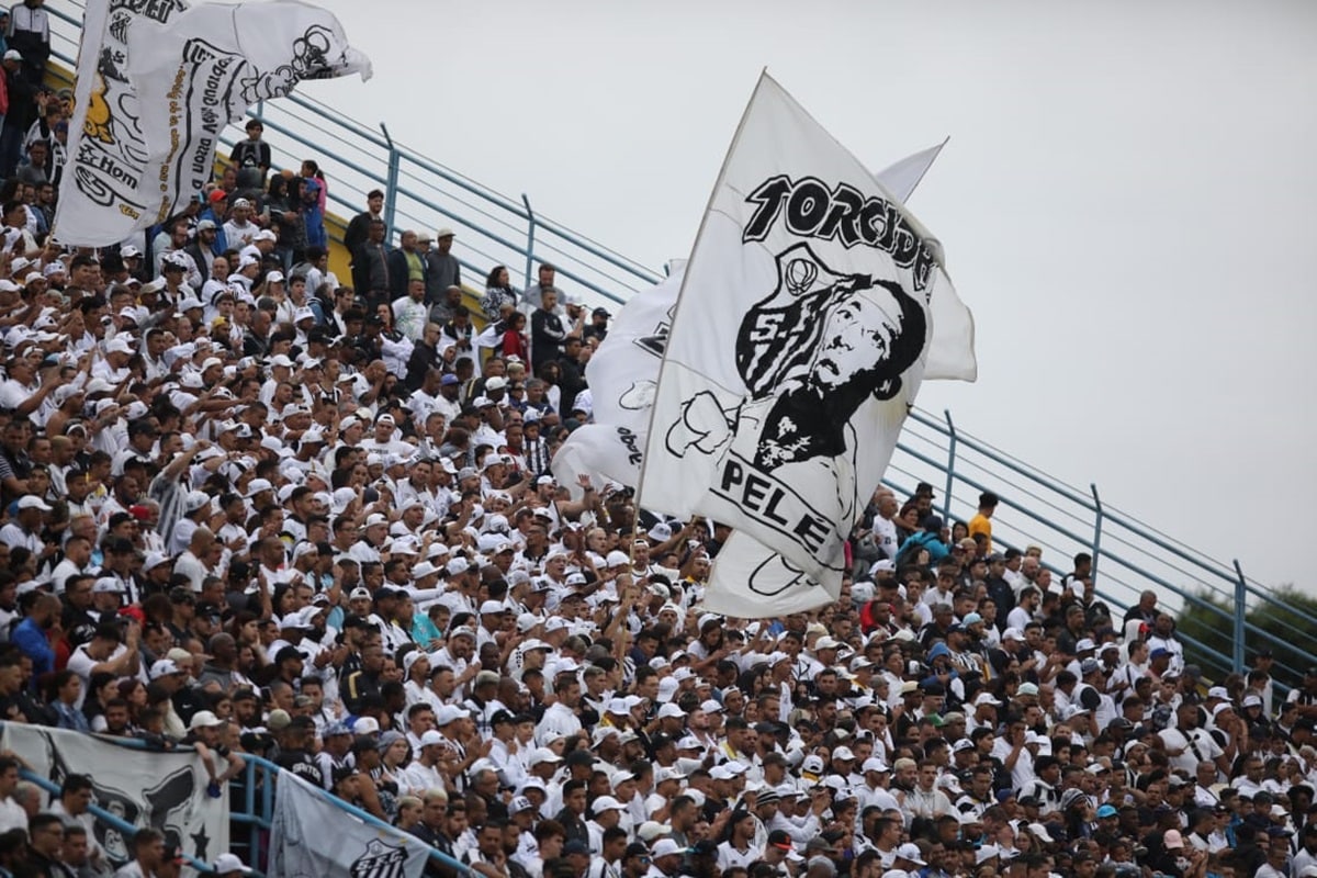 Torcedores do Santos protestam após eliminação no Paulistão