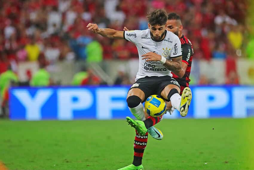 Campeão pelo Corinthians é disputado por gigantes do futebol brasileiro ...