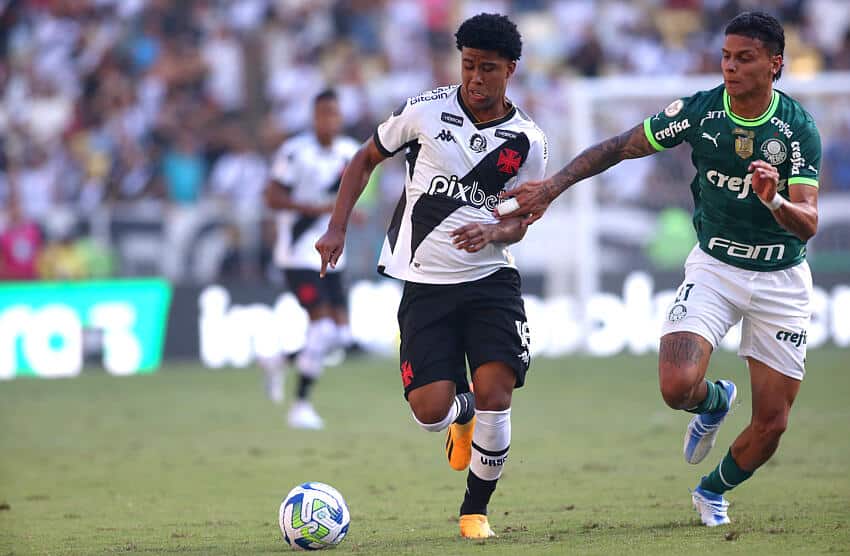 Torcedor do Vasco "afineta" meio-campista após empate; veja mais ...