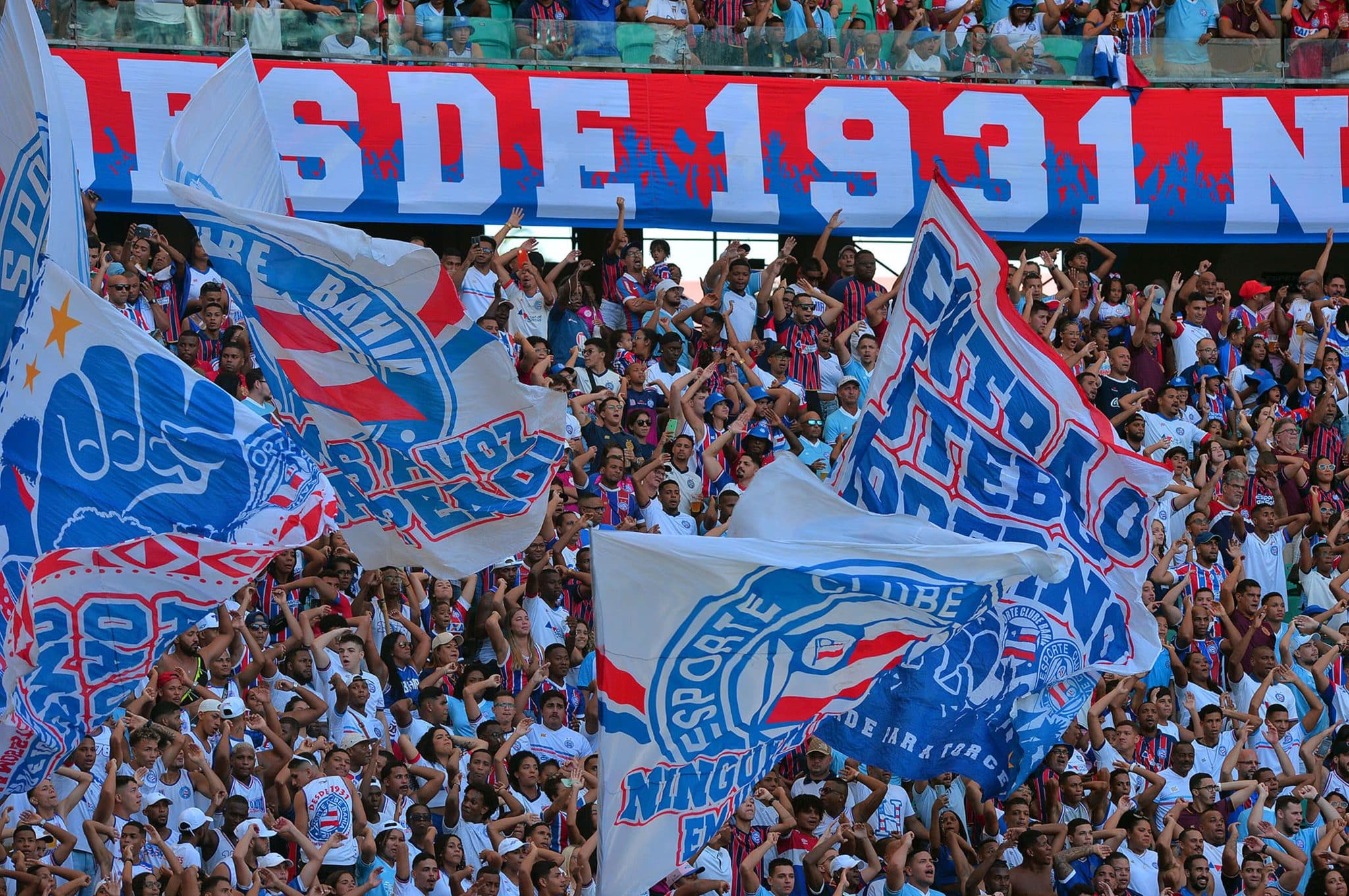 Torcida do Bahia se empolga com visita de jogador português - Futebol ...