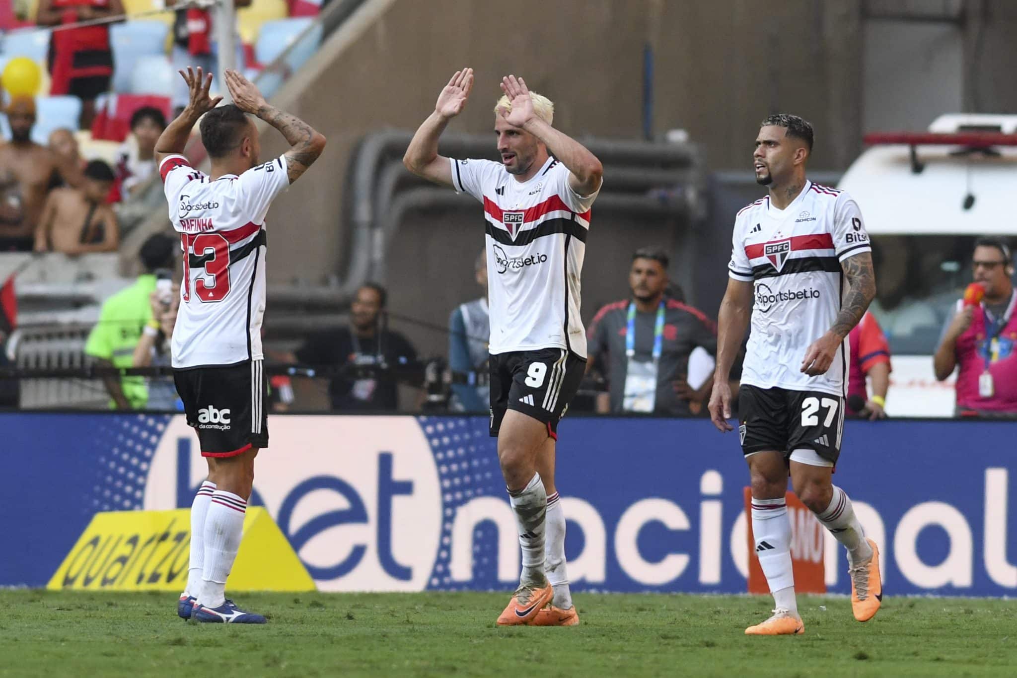 Calleri vai do inferno ao céu com torcida do São Paulo durante final ...