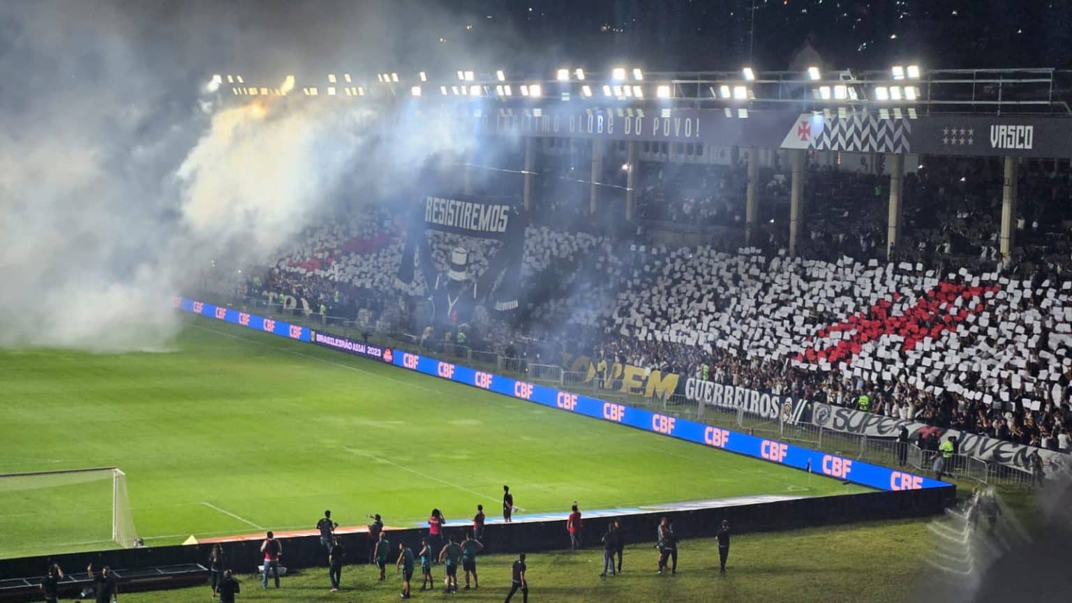 Torcida do Vasco faz mosaico exaltando resistência do clube em São ...